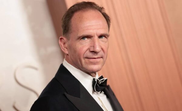 Ralph Fiennes Berikan Pesan Kocak untuk Pemeran Voldemort di Harry ...