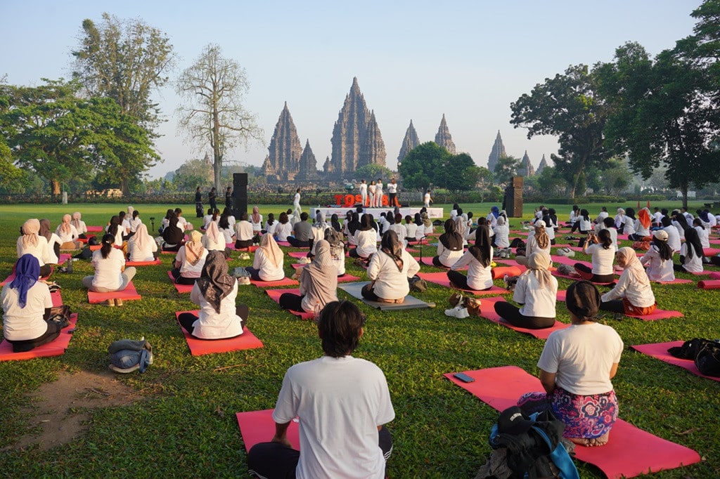 Toshiba Rayakan International Yoga Day di Candi Prambanan: Momen ...